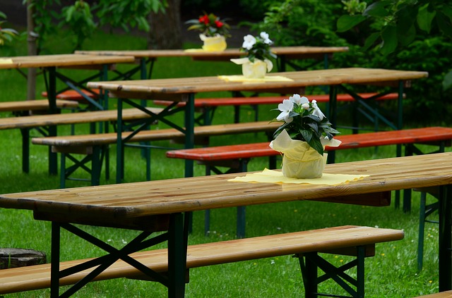 Passende Bierbänke und Biertische – die Sommerparty kann starten ...